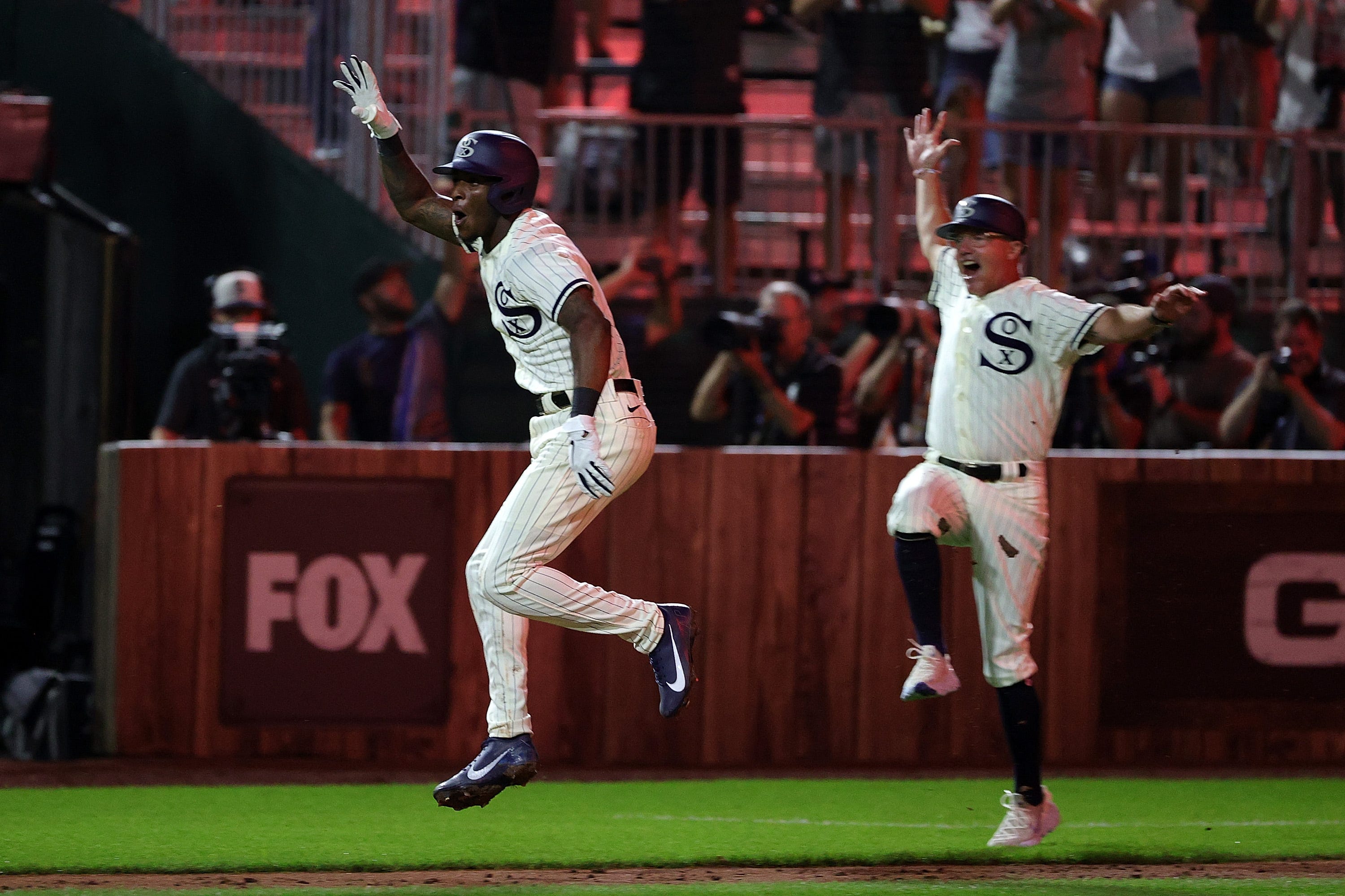 Fan laments missing walk-off homer while checking phone Fan laments missing walk-off homer while checking phone